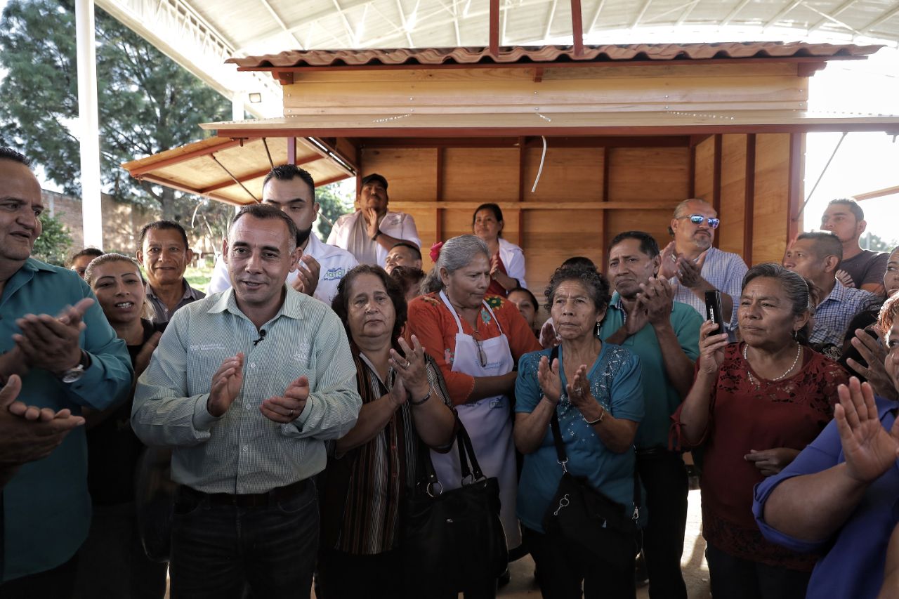 El titular de la SADER-Jalisco lleva apoyos de diversos programas a ...